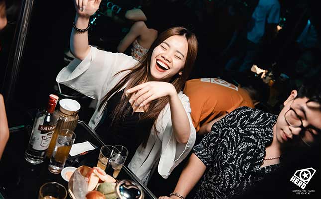 히어로 클럽 | 지금 테이블을 예약하세요 | 베트남 밤문화