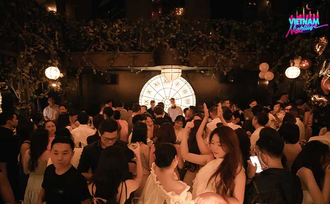 The Arth | Top Bar in District 1 | Book Your Table Now